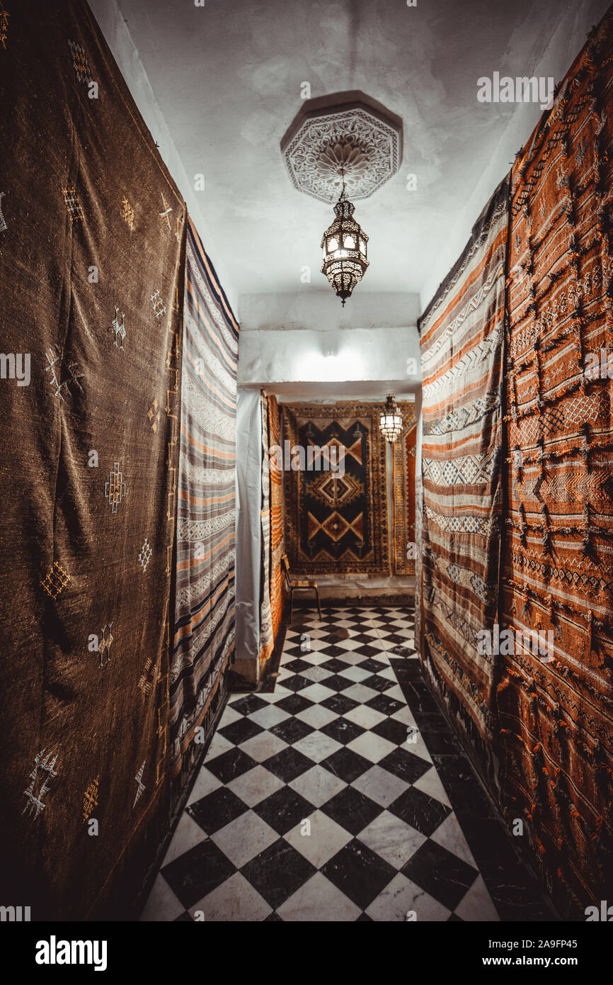 traditional carpet stall Stock Photo - Alamy