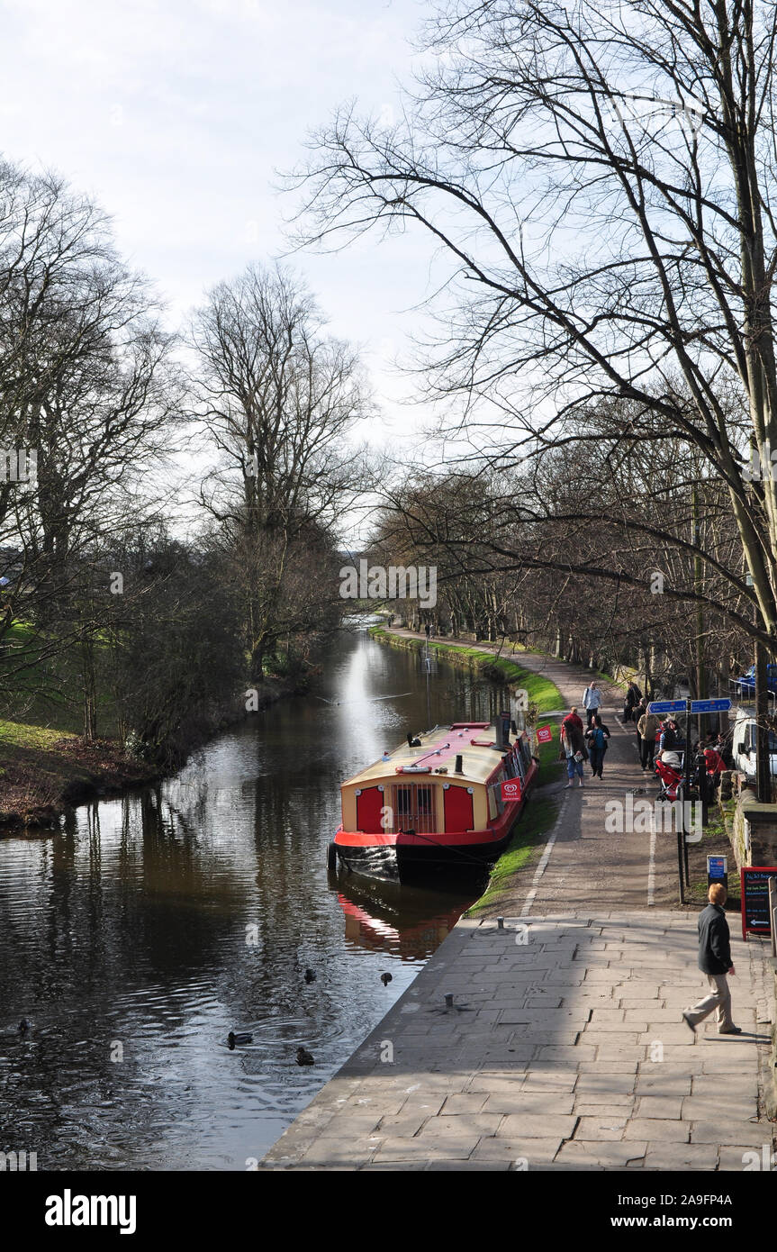 Leeds Liverpool canal at Saltaire Stock Photo - Alamy