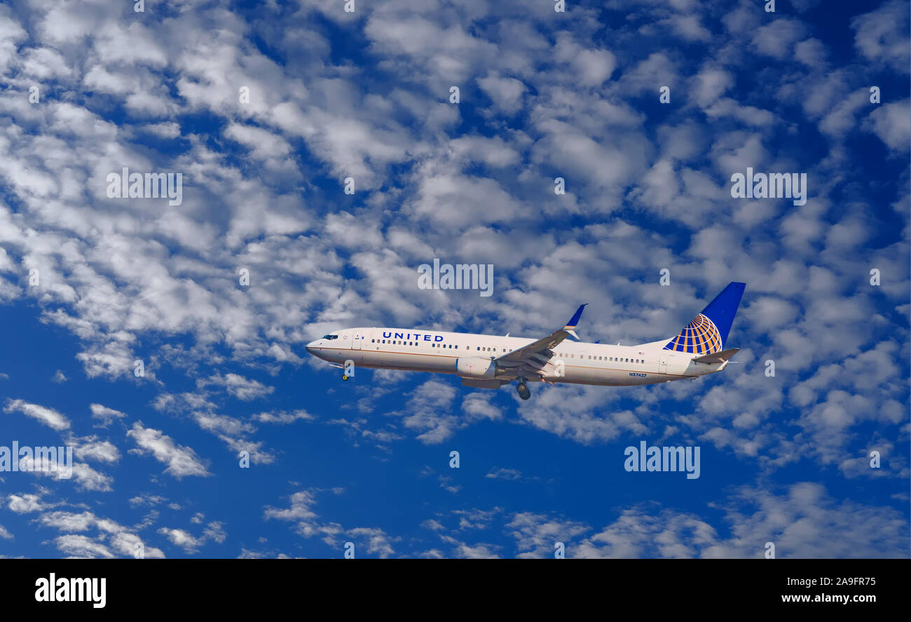 Plane ascending hi-res stock photography and images - Alamy
