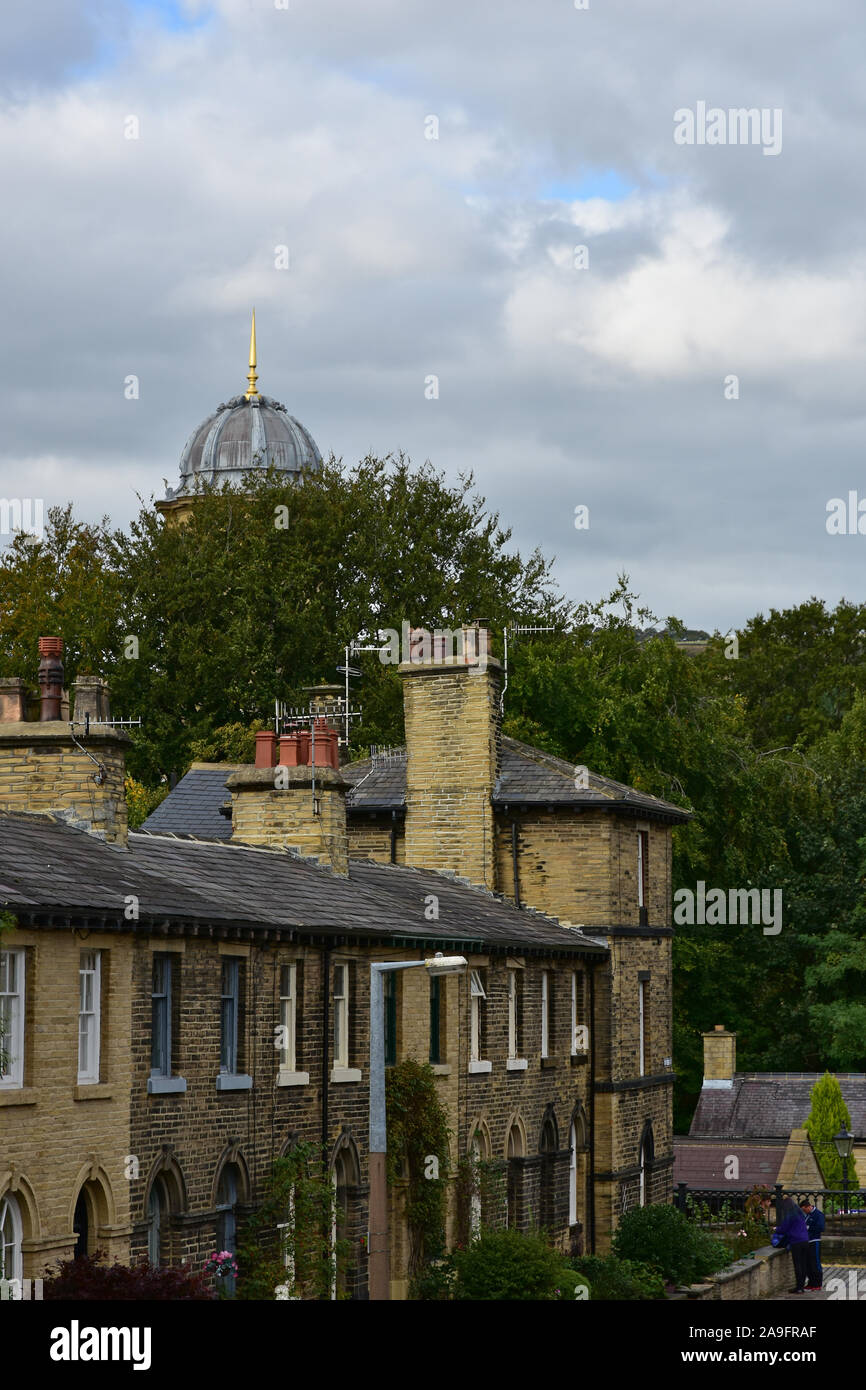Street and Saltaire United Reform Churchchurch dome, Saltaire Stock ...