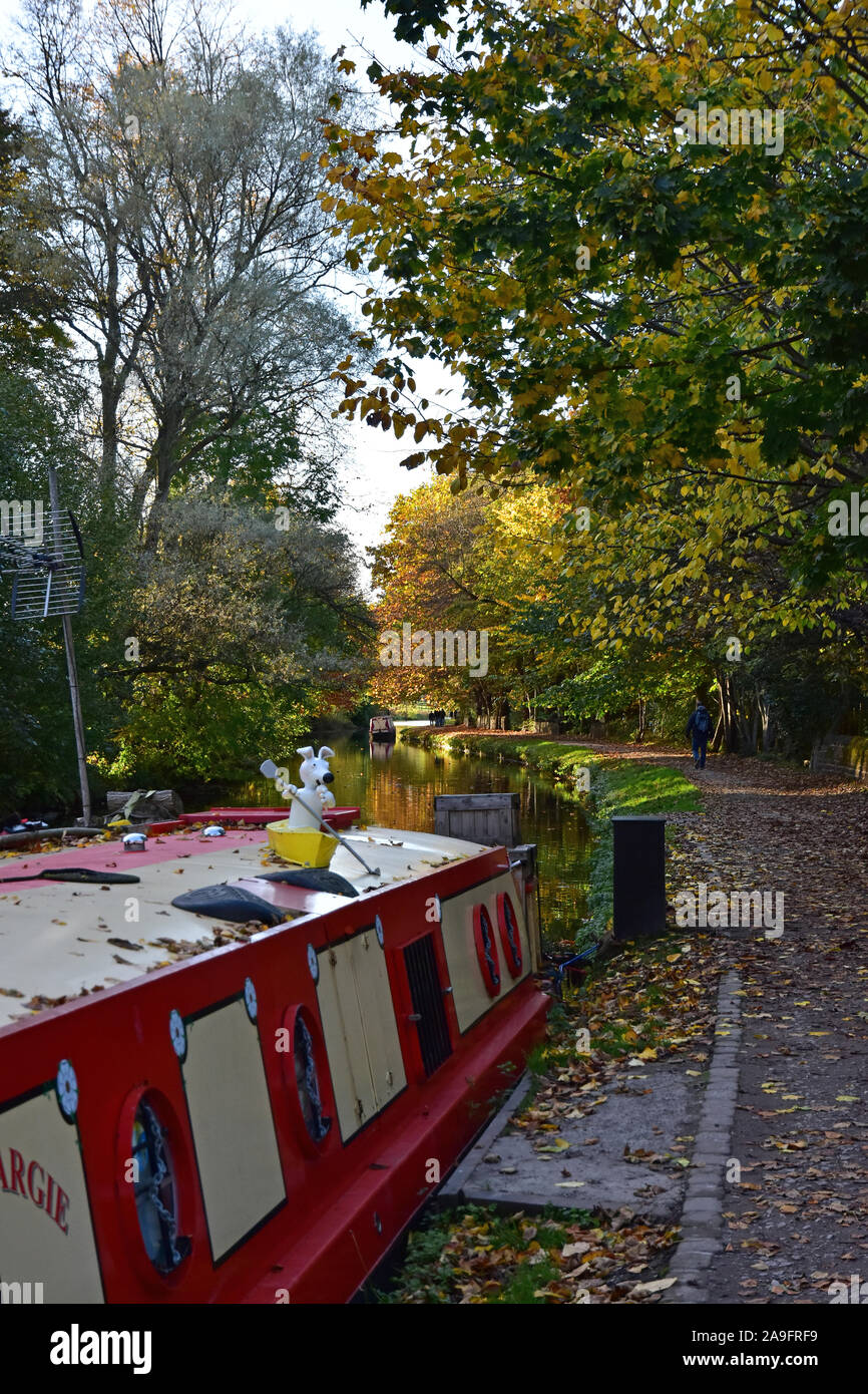 Autumn, Leeds - Liverpool canal, Saltaire, Yorkshire Stock Photo - Alamy