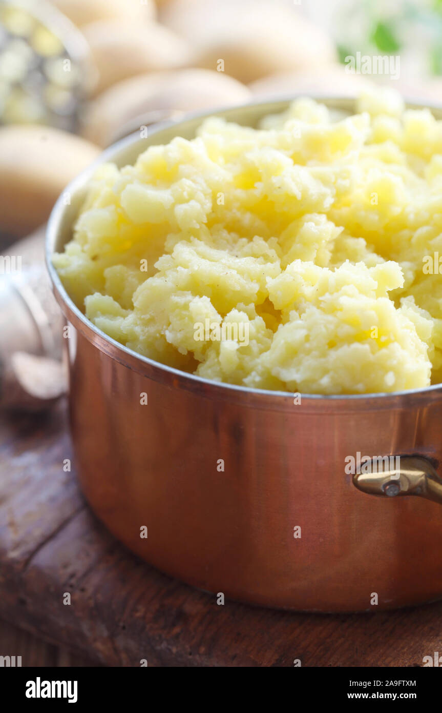 Mashed Potatoes In A Cooking Pot Stock Photo - Alamy