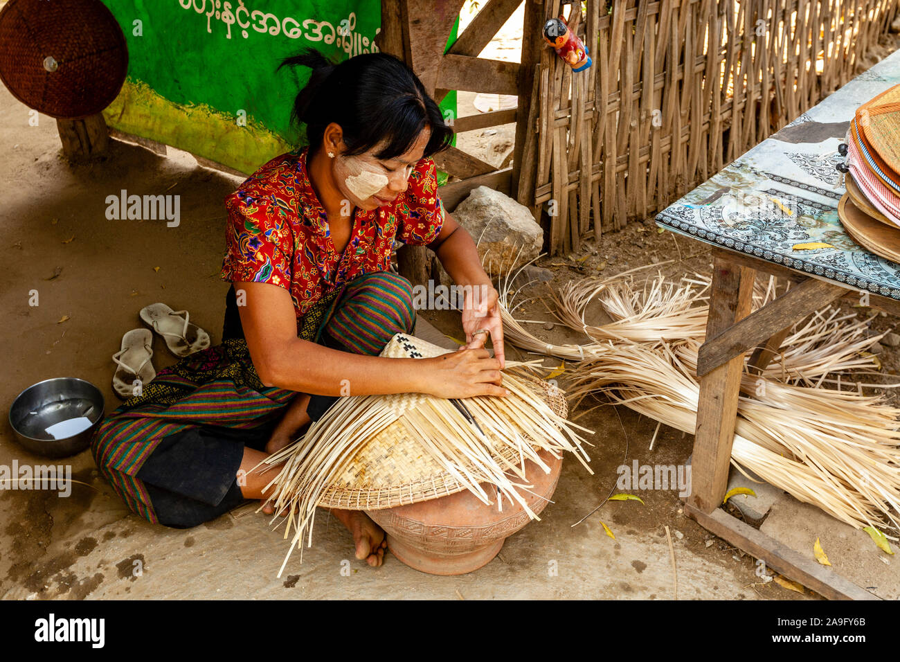 Hat making hi-res stock photography and images - Alamy