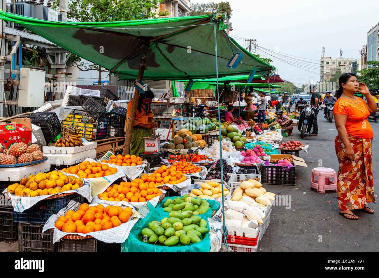 Fruit market myanmar hi-res stock photography and images - Alamy