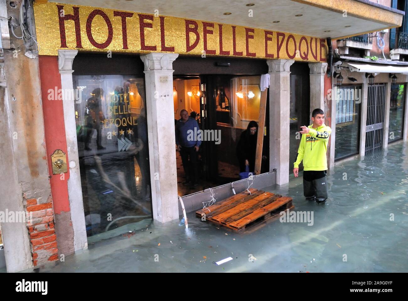 Venice, Friday 15 November. 160 cm. of high water causes damage and ...