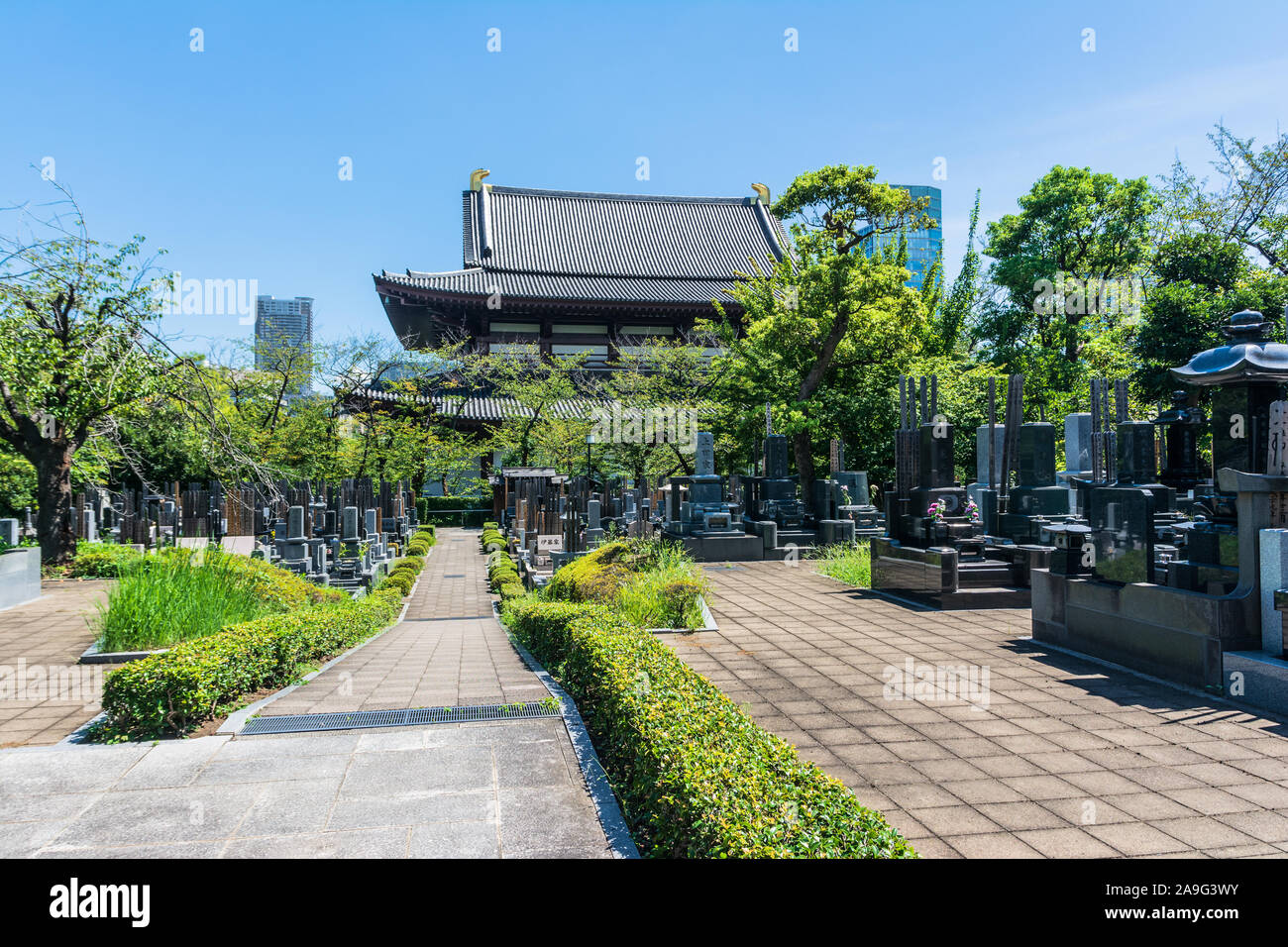 Japanese temple cemetery hi-res stock photography and images - Alamy