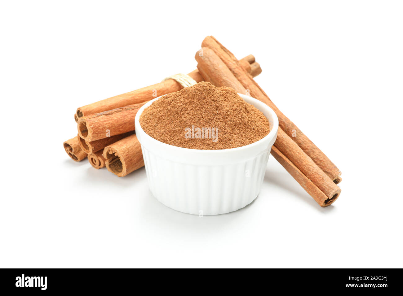 Cinnamon sticks and powder isolated on white background. Sweet spice ...