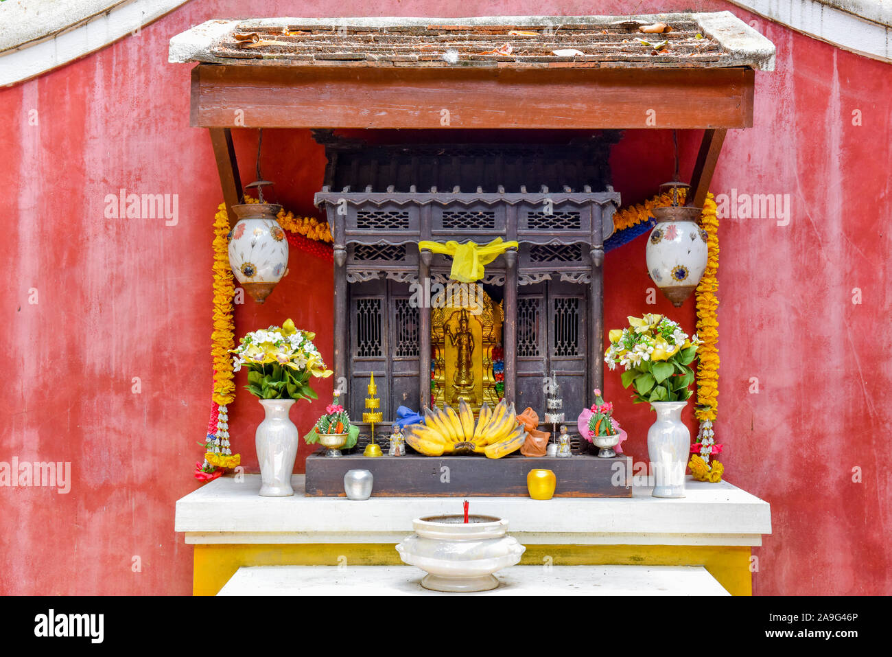 Buddhist altar hi-res stock photography and images - Alamy