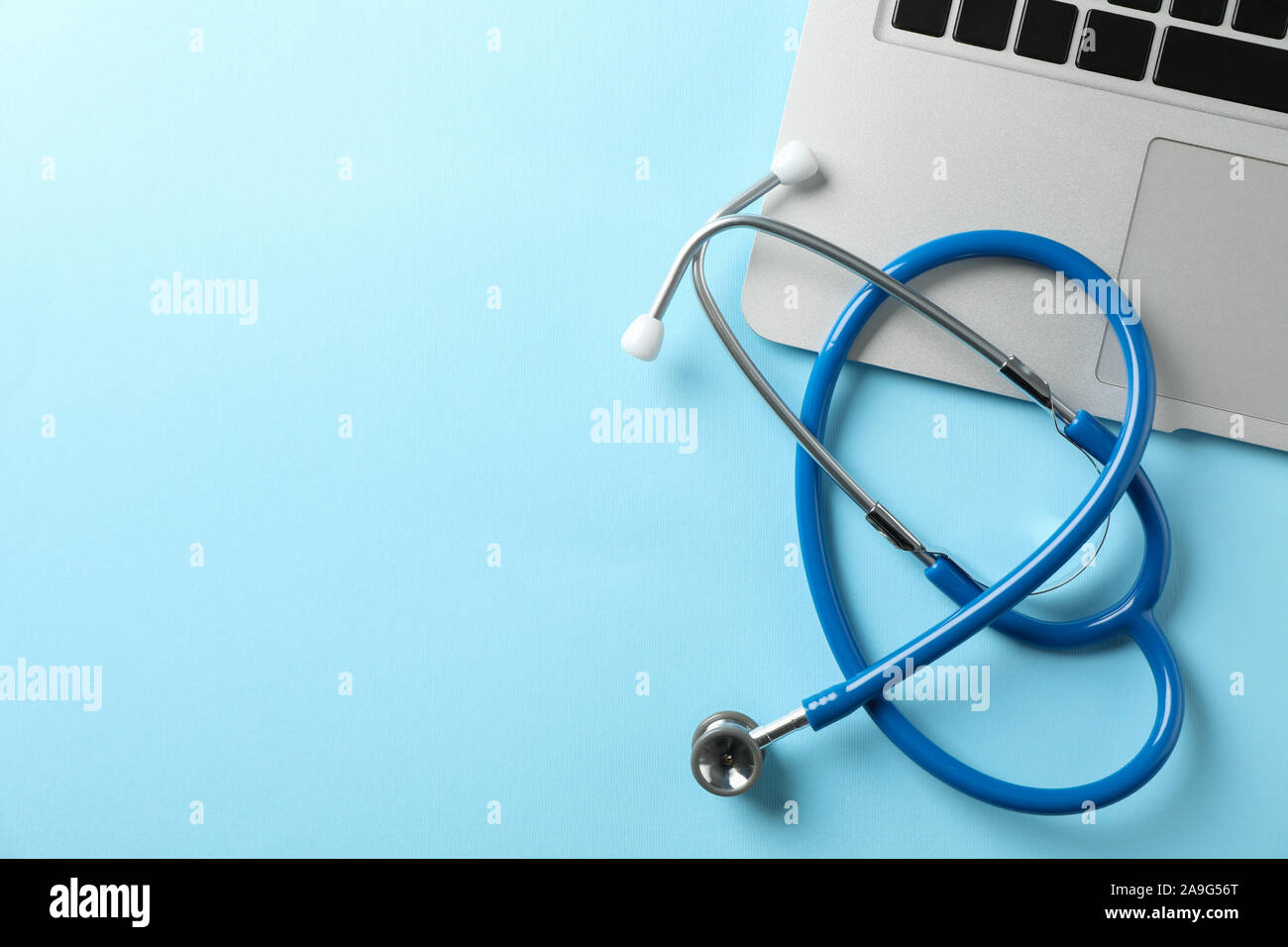 Stethoscope laptop on blue hi-res stock photography and images - Alamy