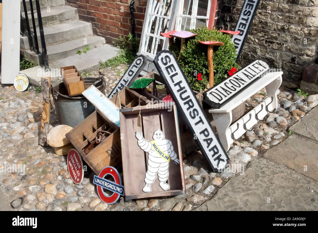 Vintage signs hi-res stock photography and images - Alamy