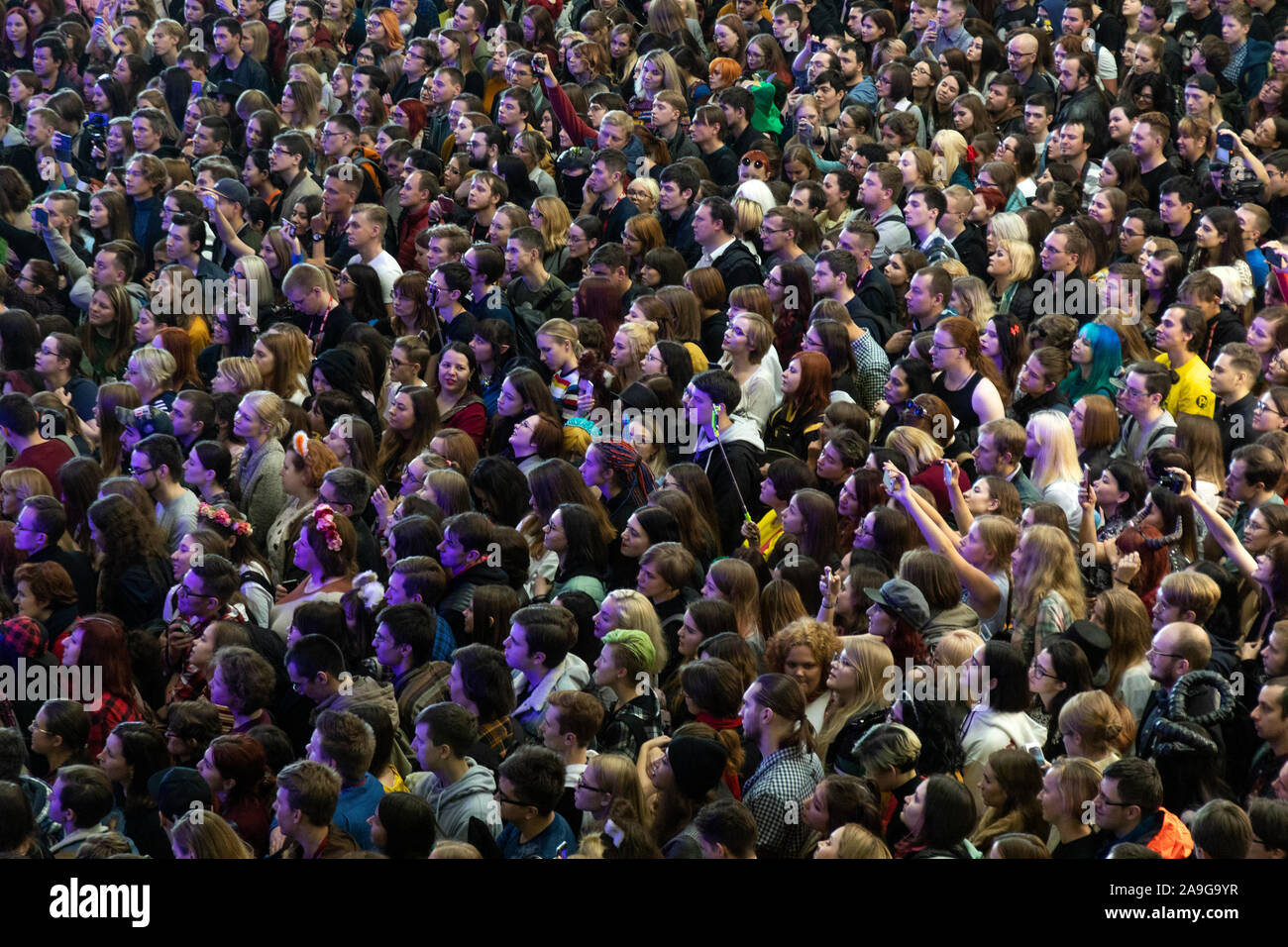 Teenagers crowd computer hi-res stock photography and images - Alamy