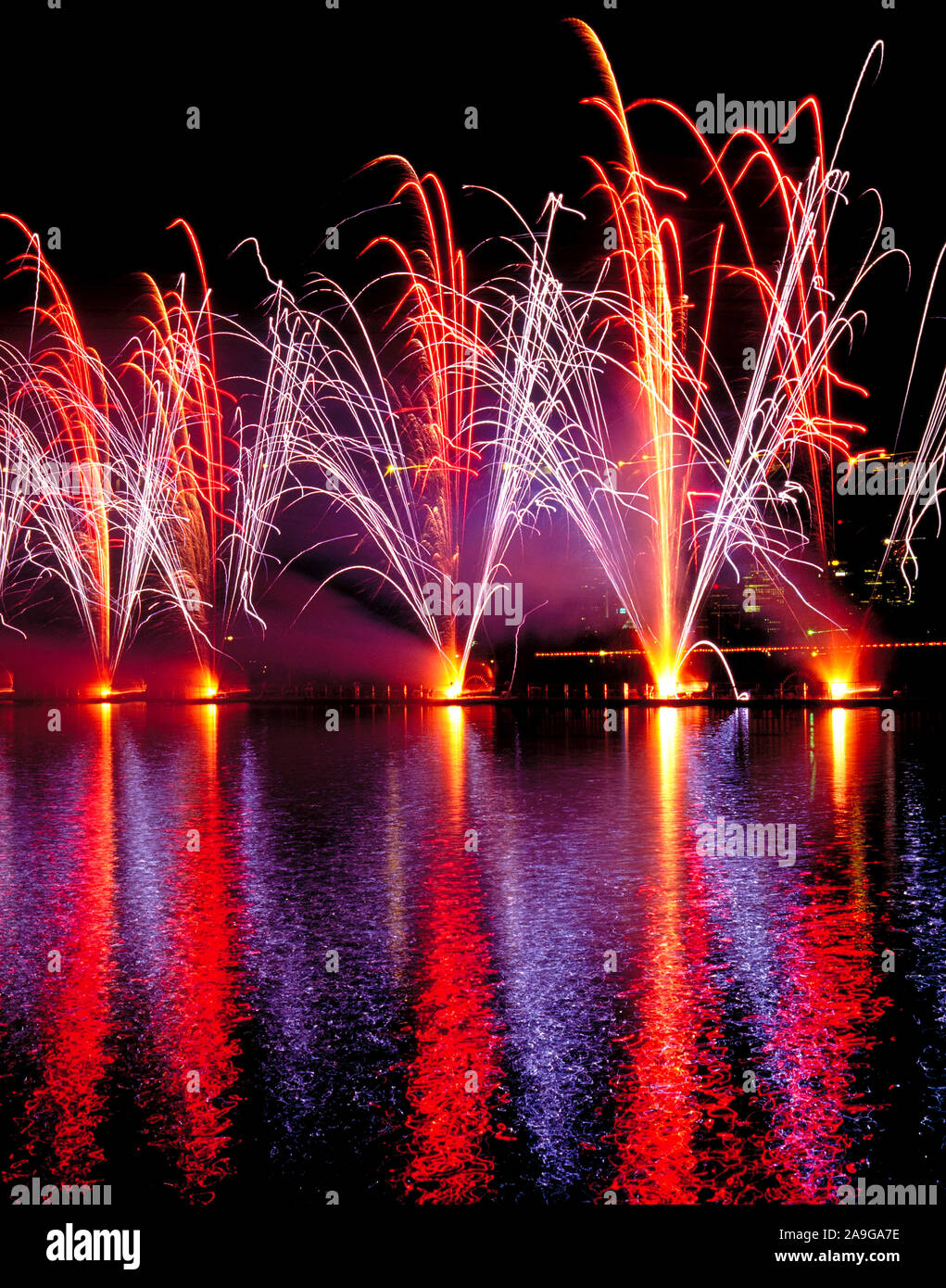 Feuerwerk in Montreal, Kanada , Golden Jupiter Trophy Stock Photo - Alamy