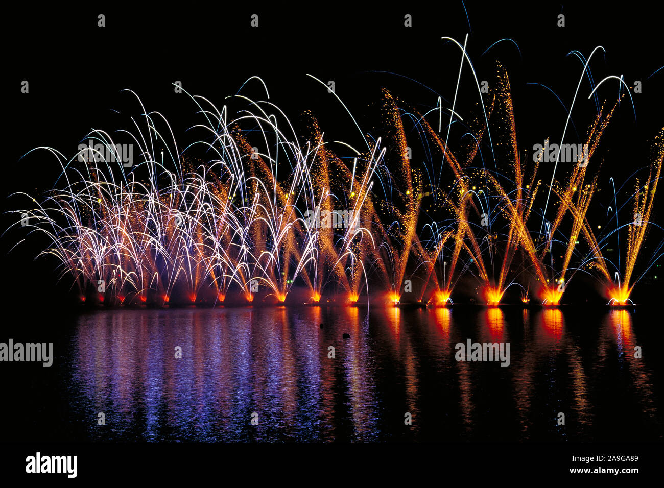 Feuerwerk in Montreal, Kanada , Golden Jupiter Trophy Stock Photo - Alamy