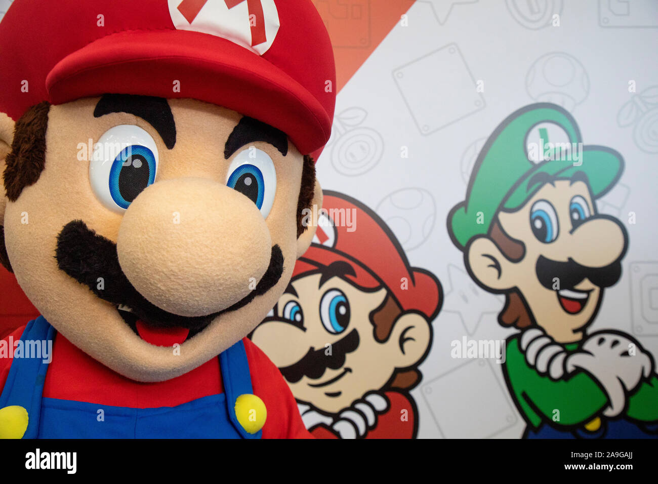 Paper Luigi Standing