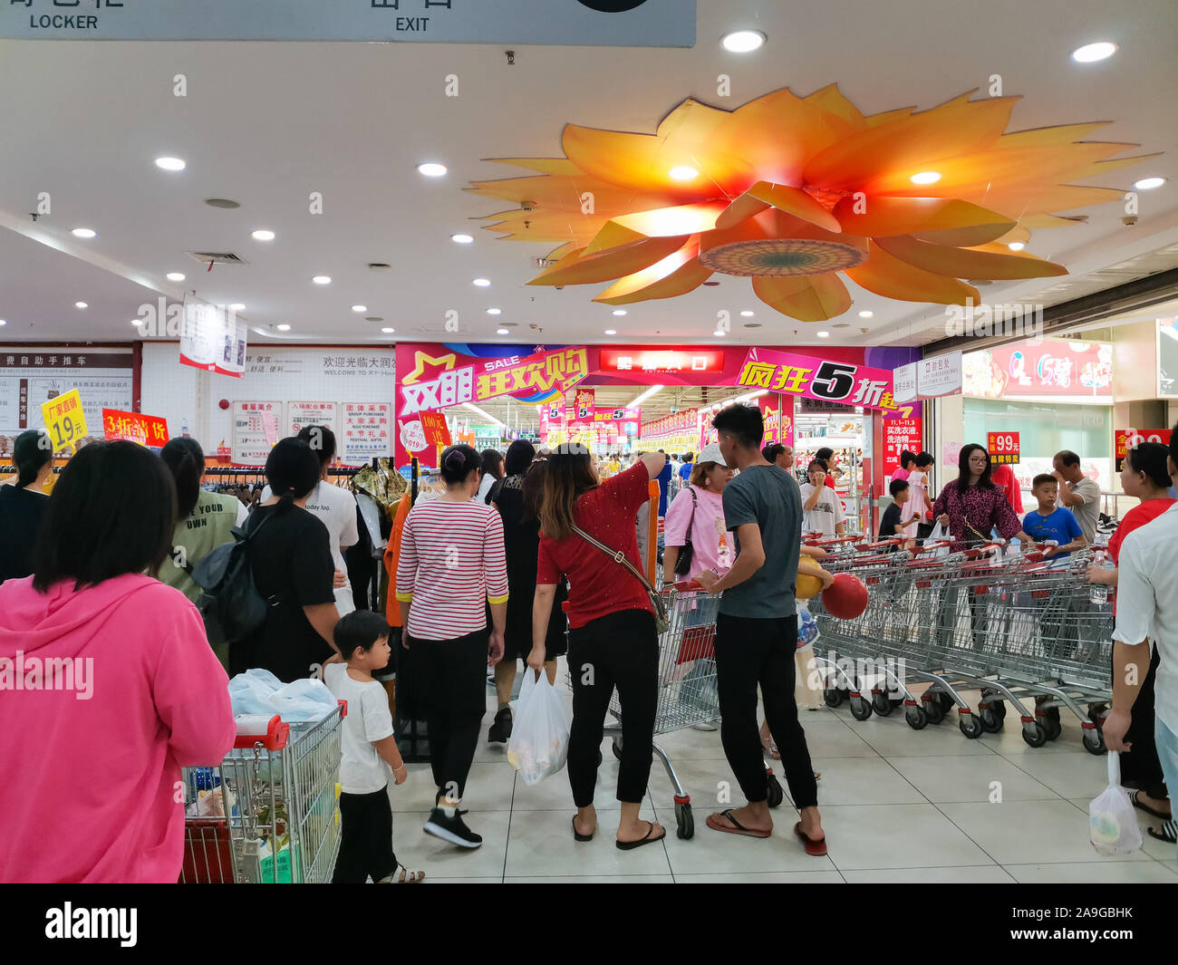 Discount mall hi-res stock photography and images - Alamy