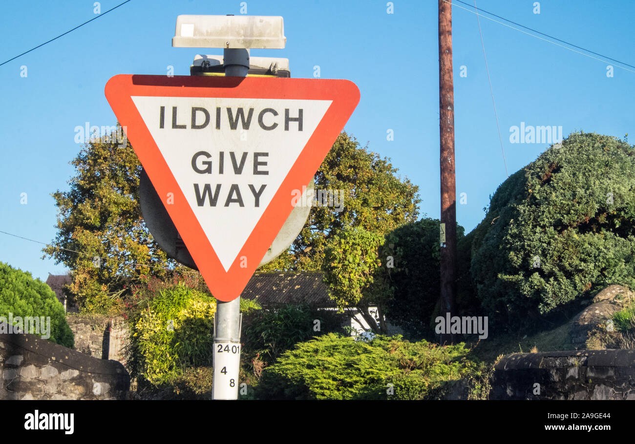 Ildiwich give way road sign hi-res stock photography and images - Alamy