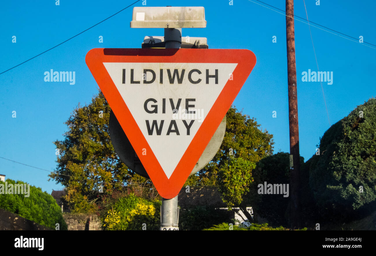Ildiwich give way road sign hi-res stock photography and images - Alamy
