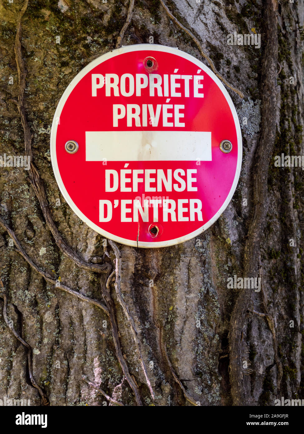 A french private property no entry sign on a tree in France, Proreiete ...