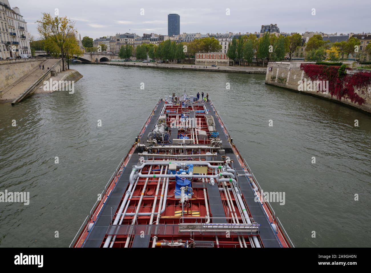 Paris, Tankschiff auf der Seine - Paris, Oil Ship on Seine River Stock ...