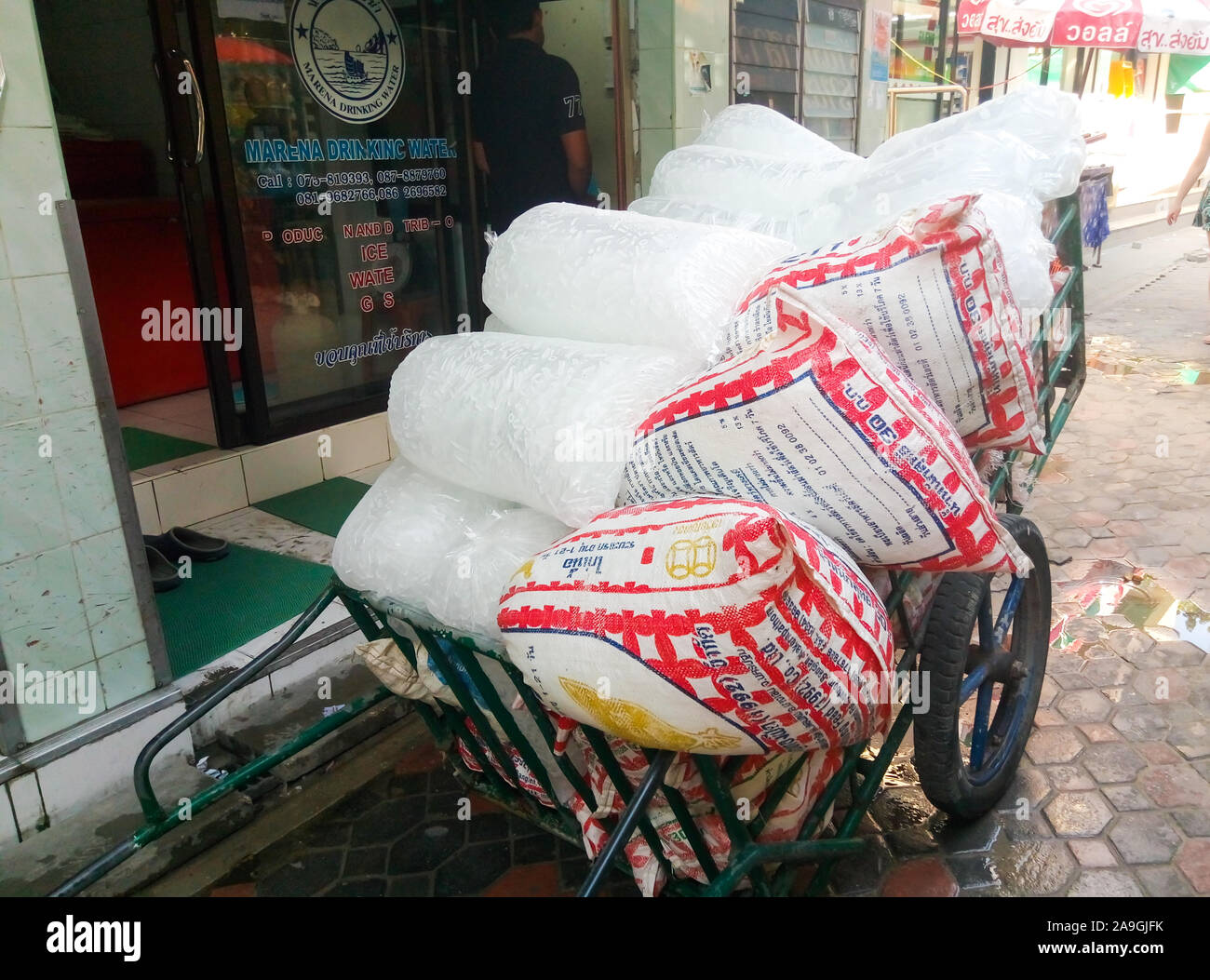 Packs of ice cubes hi-res stock photography and images - Alamy