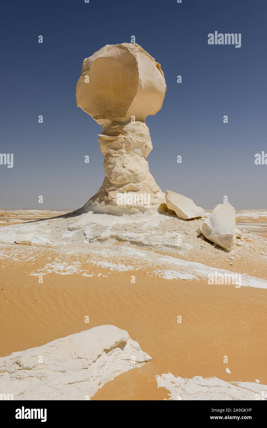 EGYPT, Farafra, Nationalpark White Desert , mushroom like chalk rocks ...