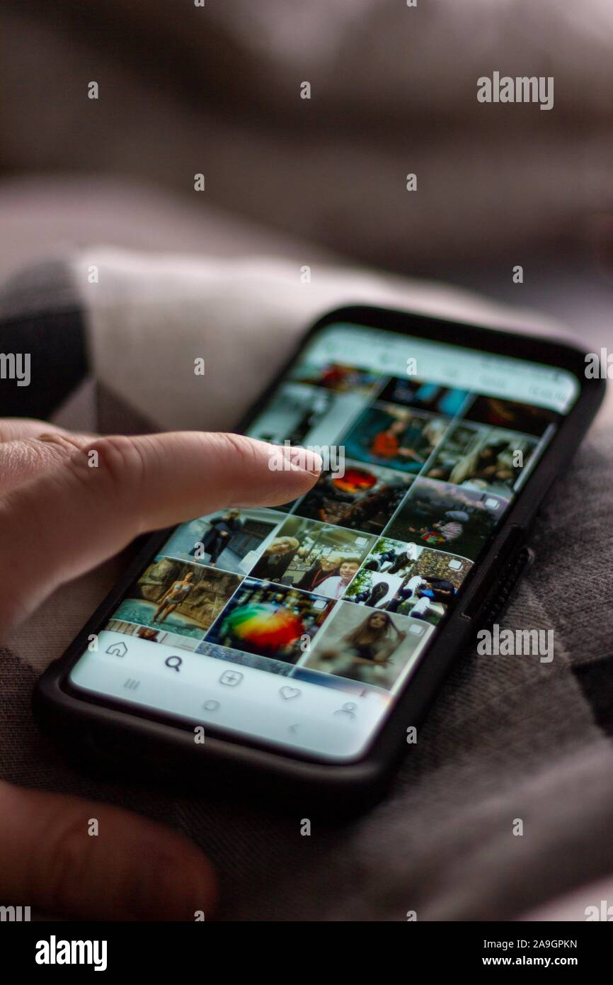 Scrolling through instagram hi-res stock photography and images - Alamy