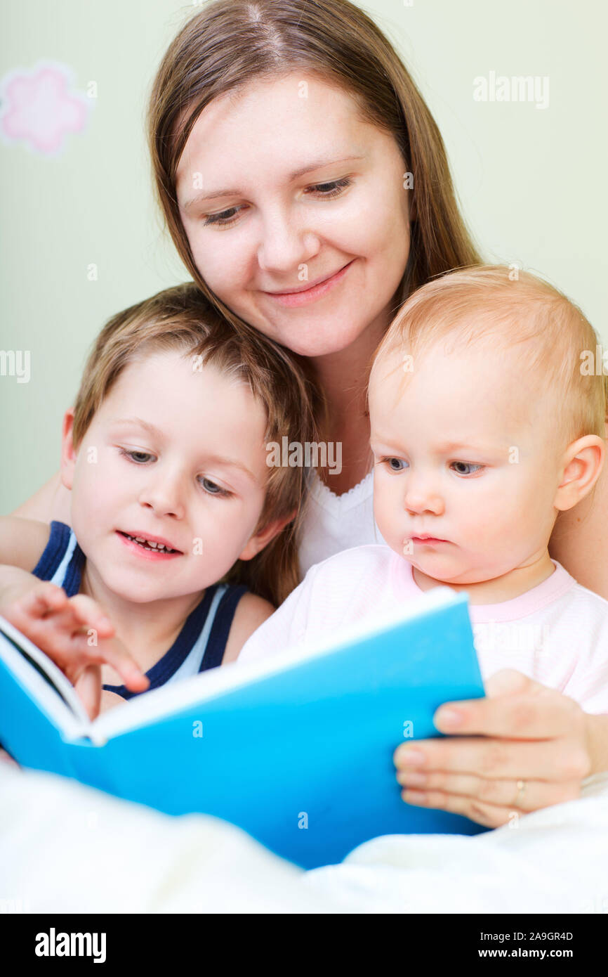 Mutter sohn familie zusammen kind hi-res stock photography and images ...
