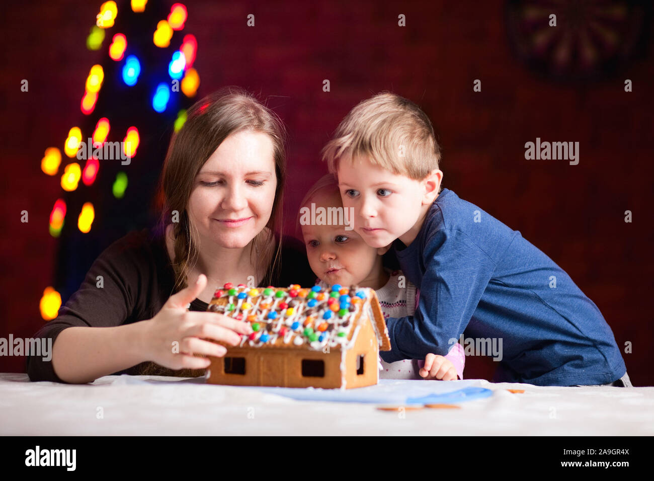 Mutter und 2 kinder hi-res stock photography and images - Alamy