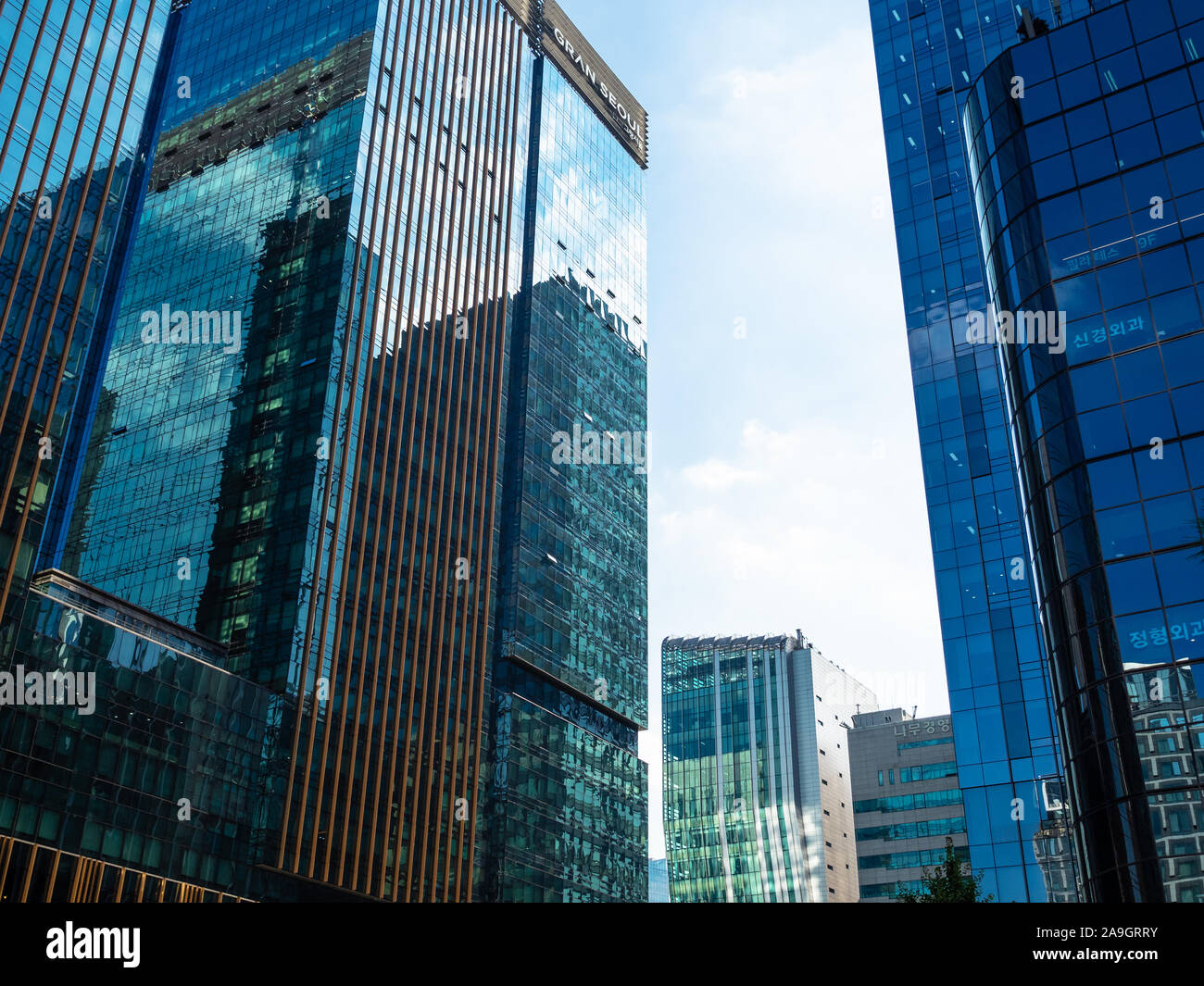 High rise cityscape glass facade korean hi-res stock photography and ...