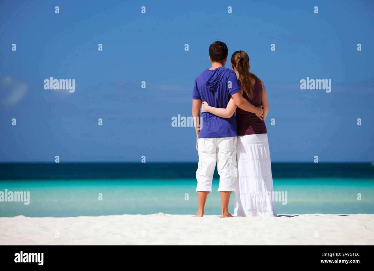 Menschen stehen im meer hi-res stock photography and images - Alamy