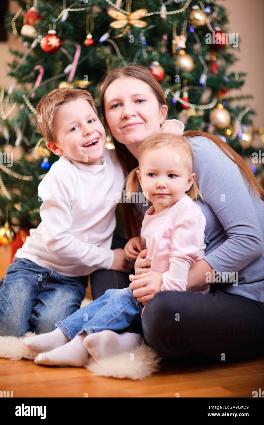 Mutter sohn frau junge kind zusammen hi-res stock photography and ...