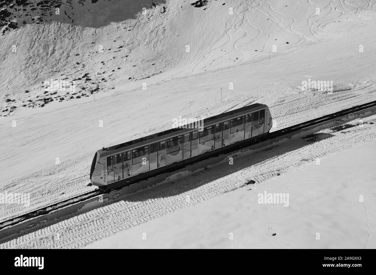 Davos: Skiing on artificial snow to the right and left of the Parsenn ...