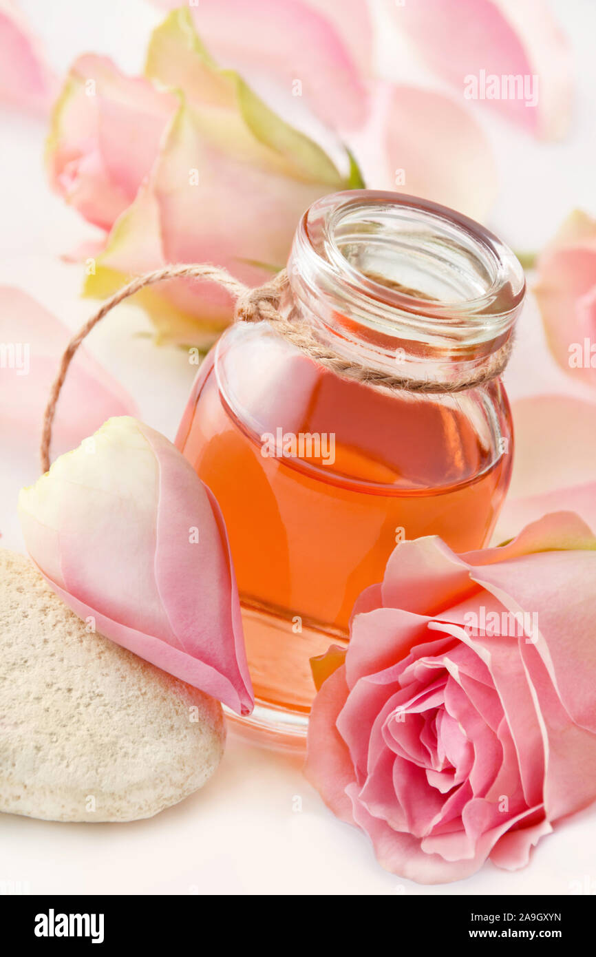 Wellness cosmetic oil and roses Stock Photo - Alamy