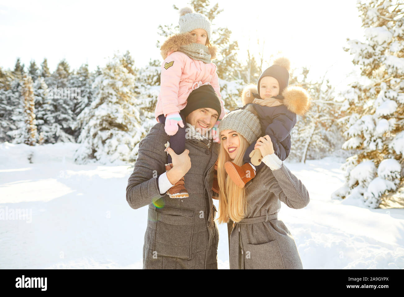 Family playing together in the snow hi-res stock photography and images ...