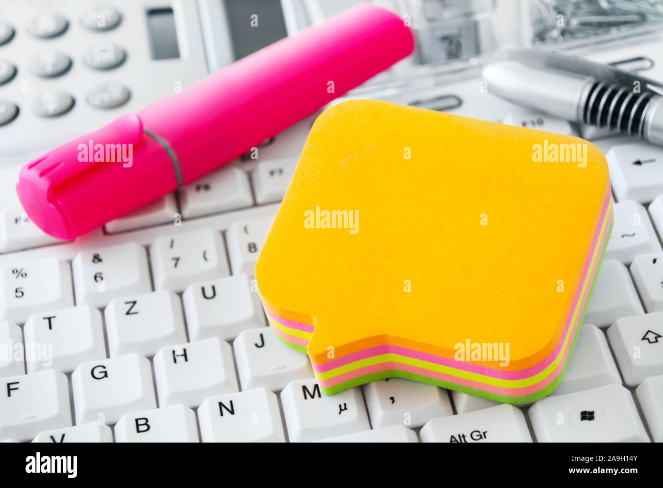 Business background note paper Stock Photo - Alamy