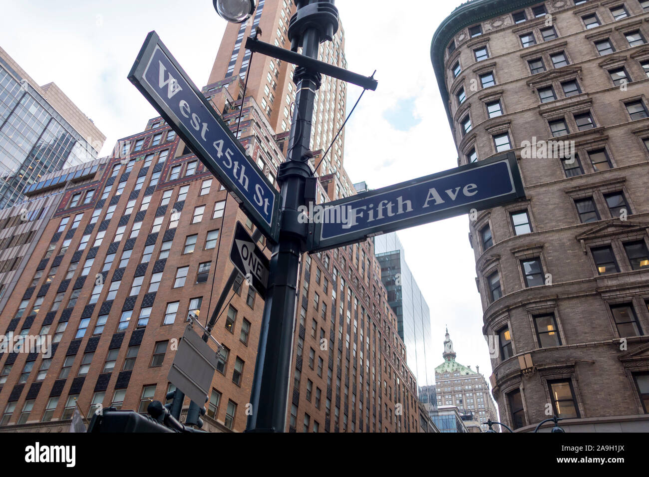 Fifth avenue street sign hi-res stock photography and images - Alamy