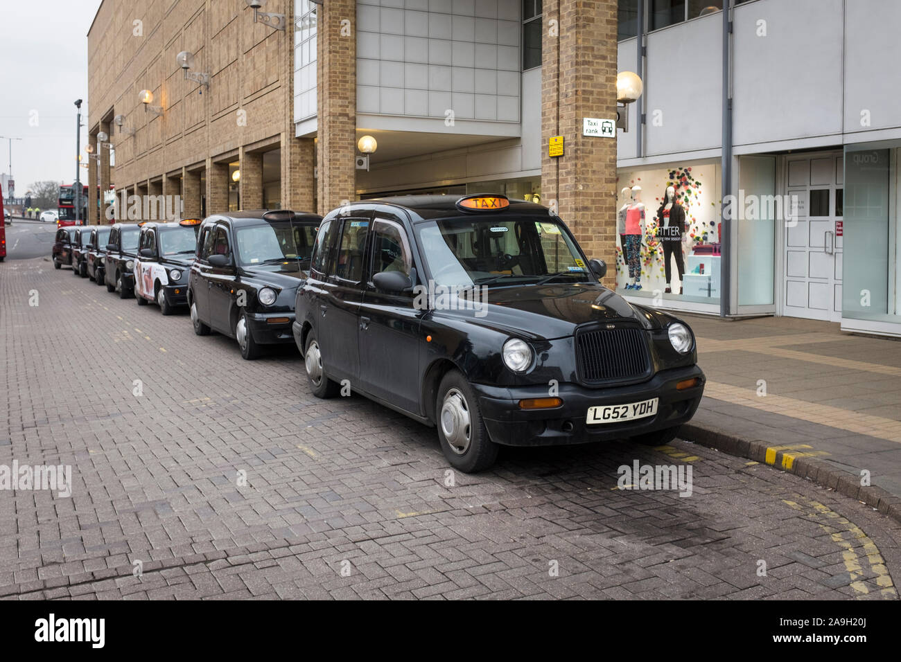 Row of taxis waiting hi-res stock photography and images - Alamy