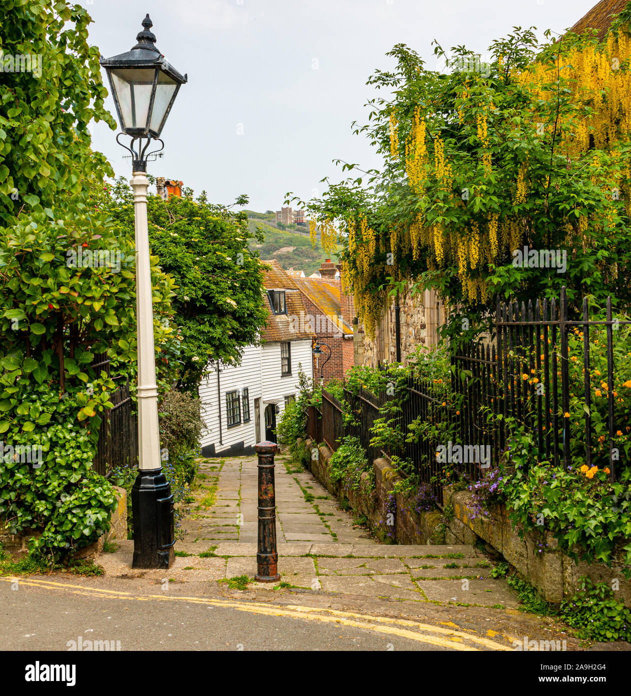 Hastings Old Town Alley and lamp post Stock Photo - Alamy