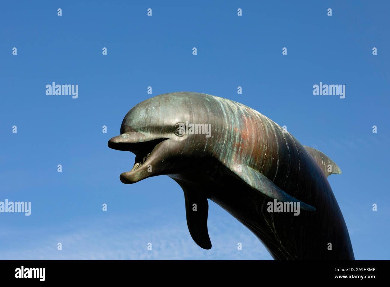Row bronze statue hi-res stock photography and images - Alamy