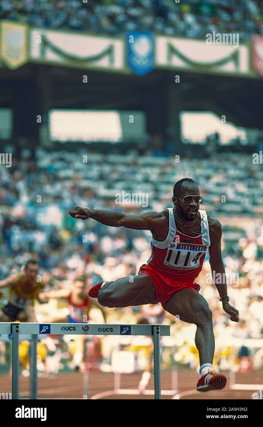 Edwin Moses (USA) competing at the 1988 Olympoic Summer Games Stock ...