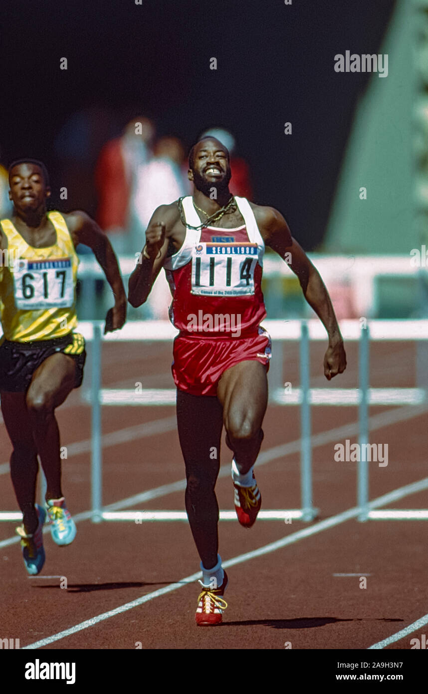 Edwin Moses (USA) competing at the 1988 Olympoic Summer Games Stock ...