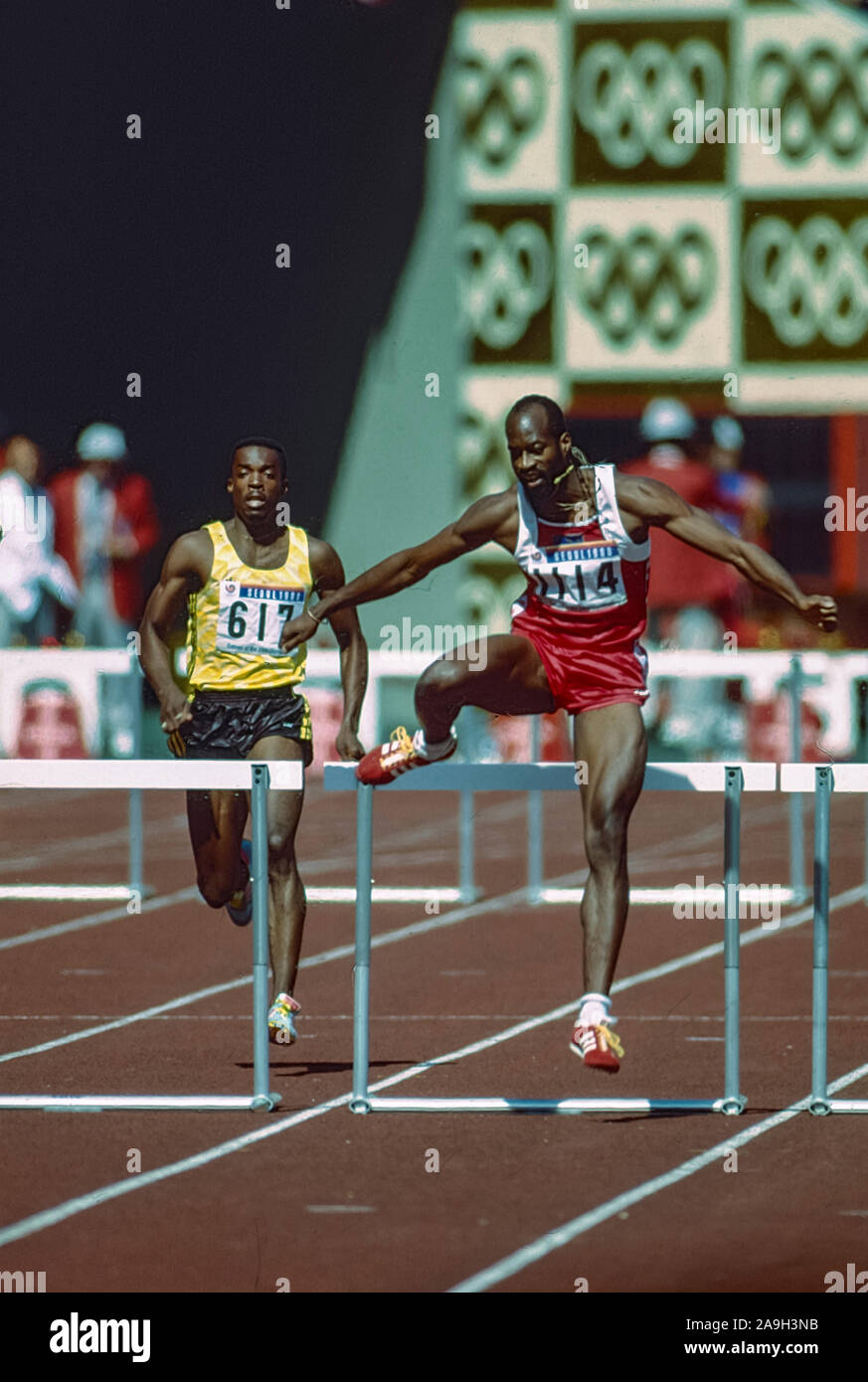 Edwin Moses (USA) competing at the 1988 Olympoic Summer Games Stock ...