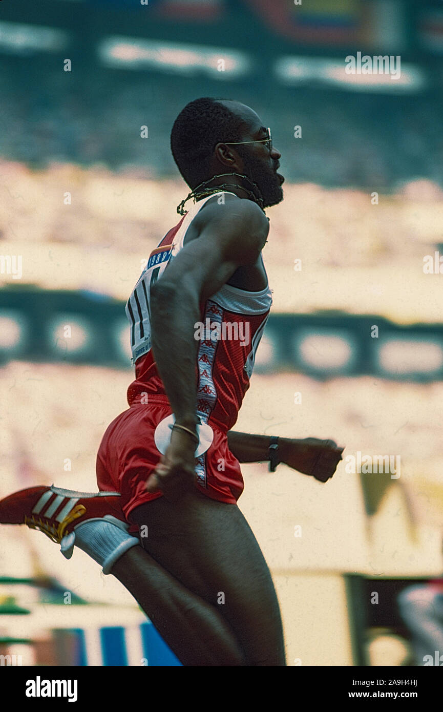 Edwin Moses (USA) competing at the 1988 Olympoic Summer Games Stock ...