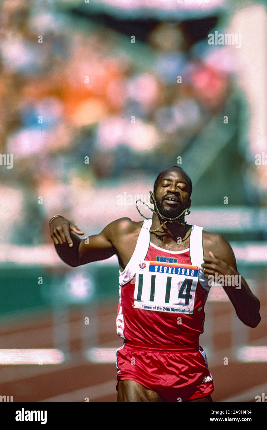 Edwin Moses (USA) competing at the 1988 Olympoic Summer Games Stock ...