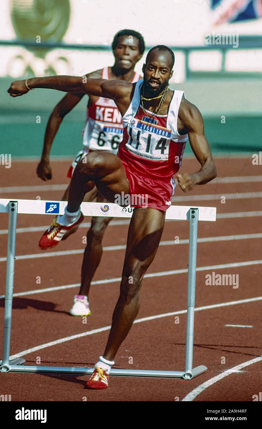 Edwin Moses (USA) competing at the 1988 Olympoic Summer Games Stock ...