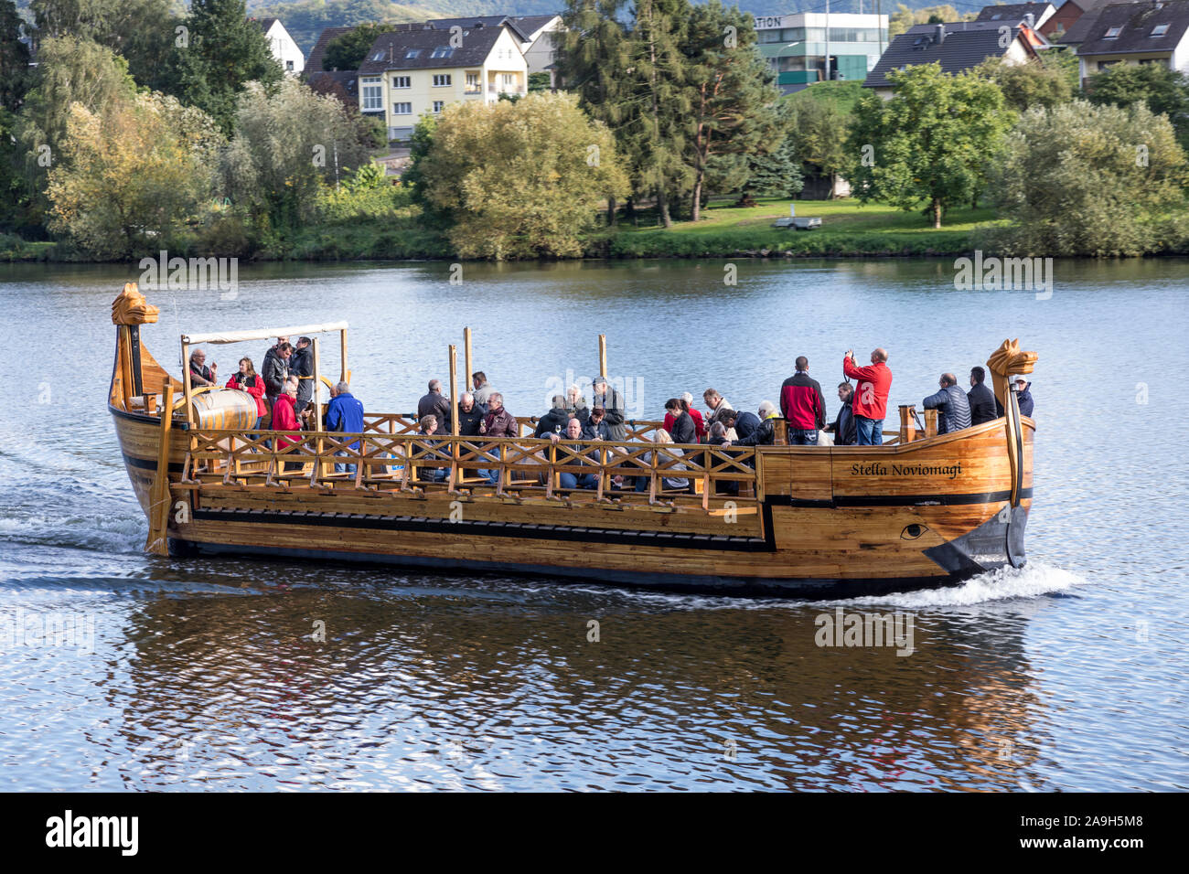 Roman barge hi-res stock photography and images - Alamy