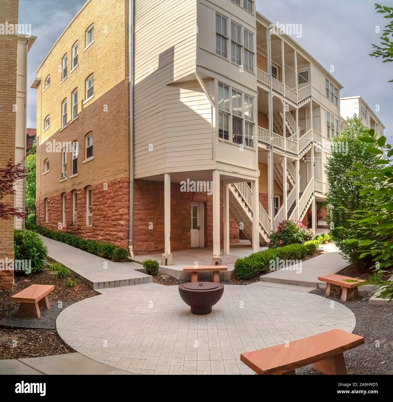 Corner view modern building hi-res stock photography and images - Alamy