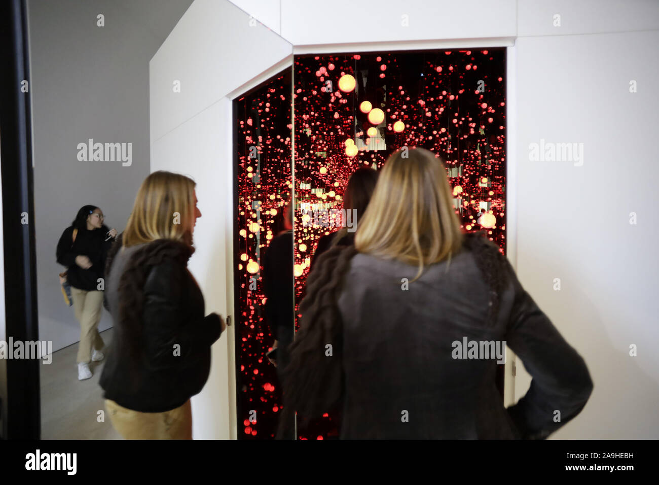 Infinity mirrored room hi-res stock photography and images - Alamy
