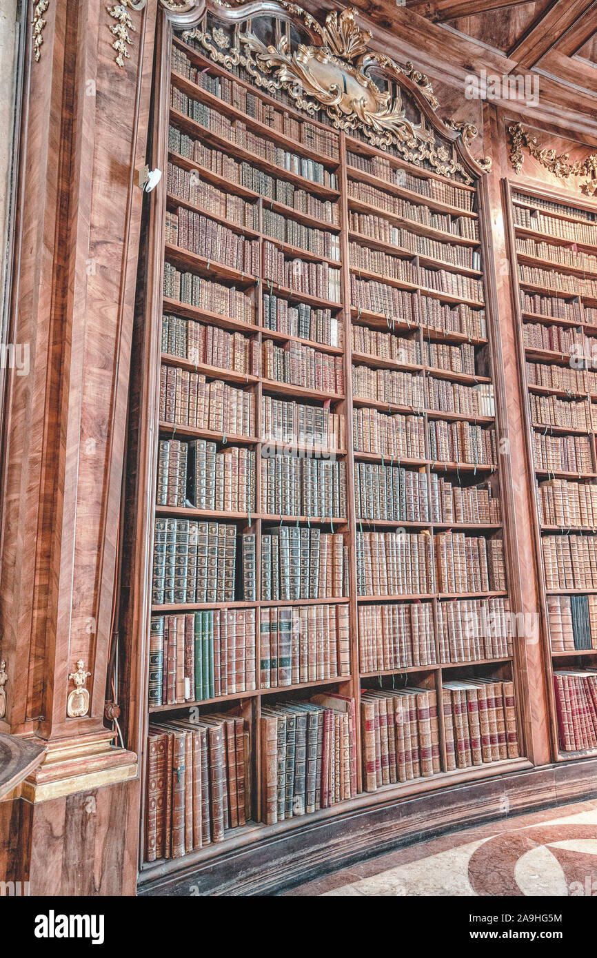 Bookshelf filled books hi-res stock photography and images - Alamy