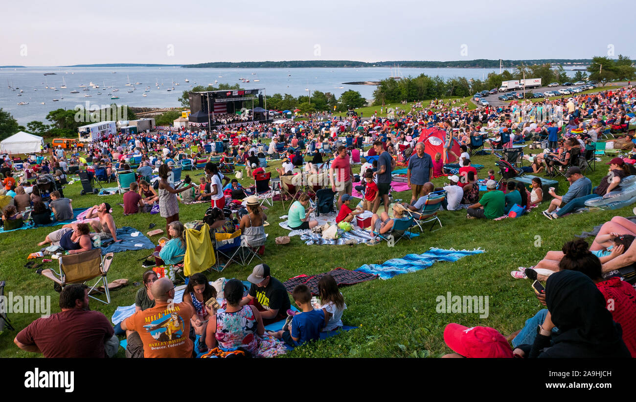 crowd waiting for July 4th fireworks Stock Photo - Alamy